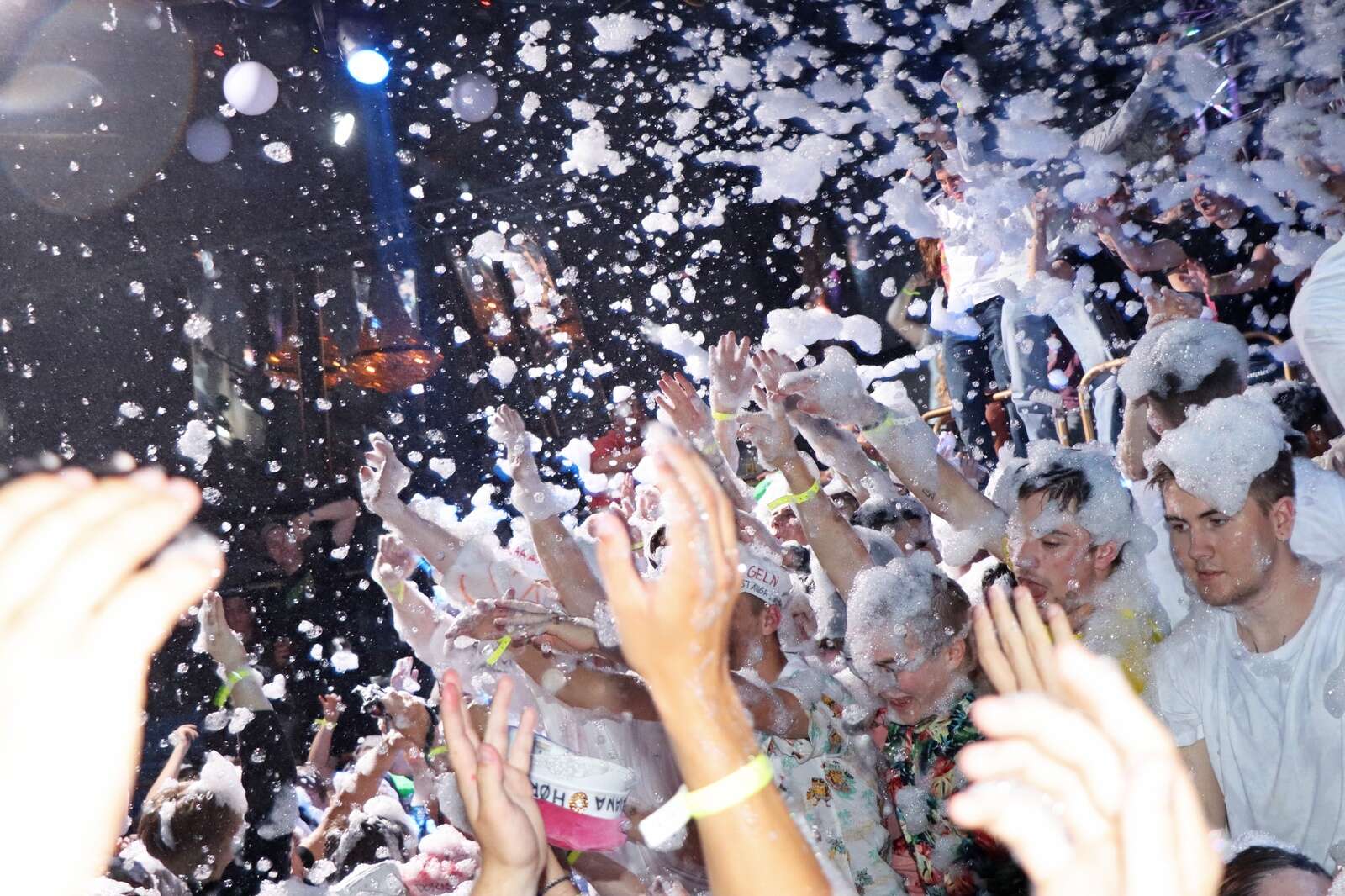 SLA - BILDEXTRA: Studenternas vilda skumparty på Bogrens