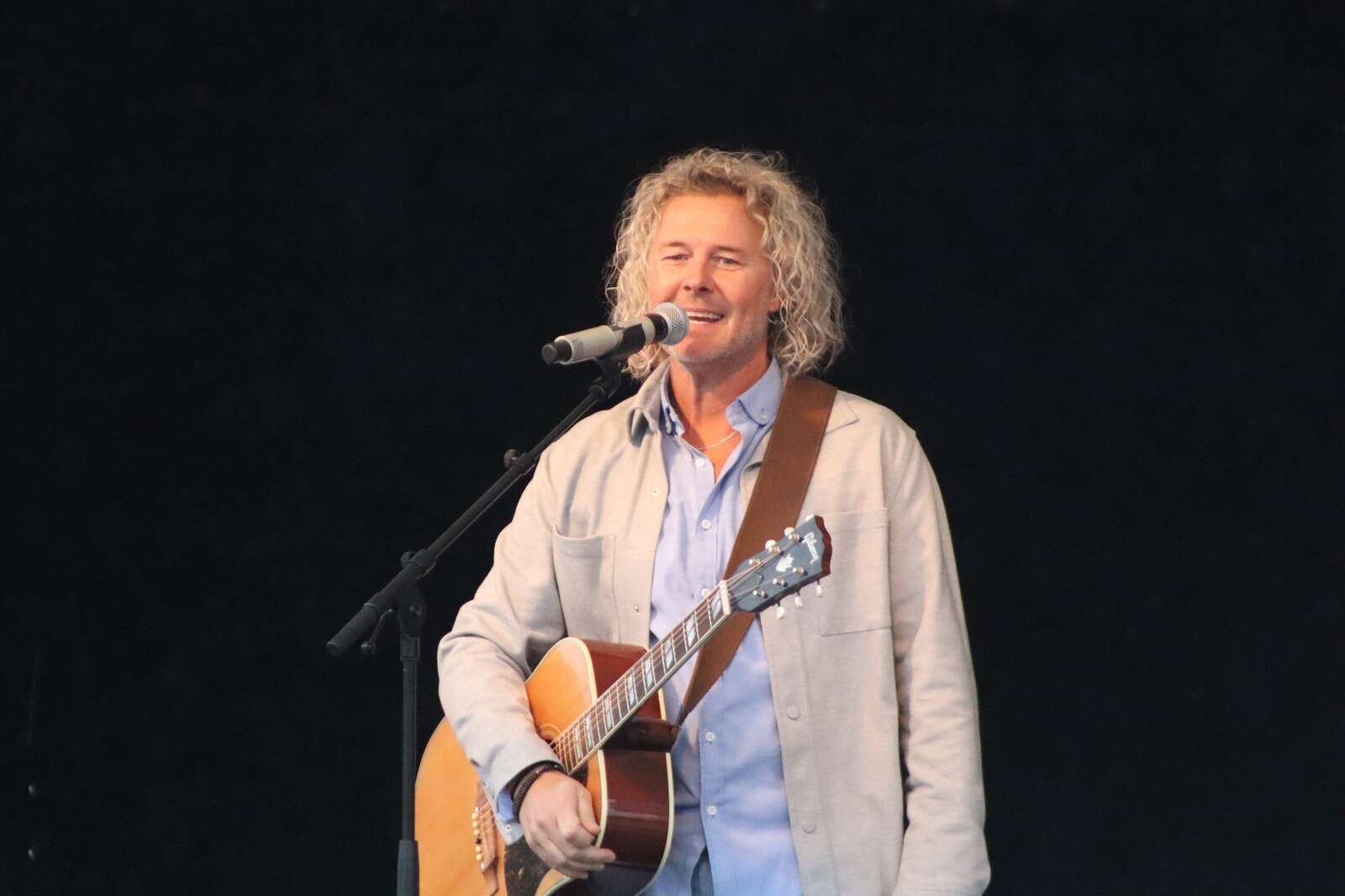 NKP - Skratt, hopp och tummen upp trots regn när Mojje spelade