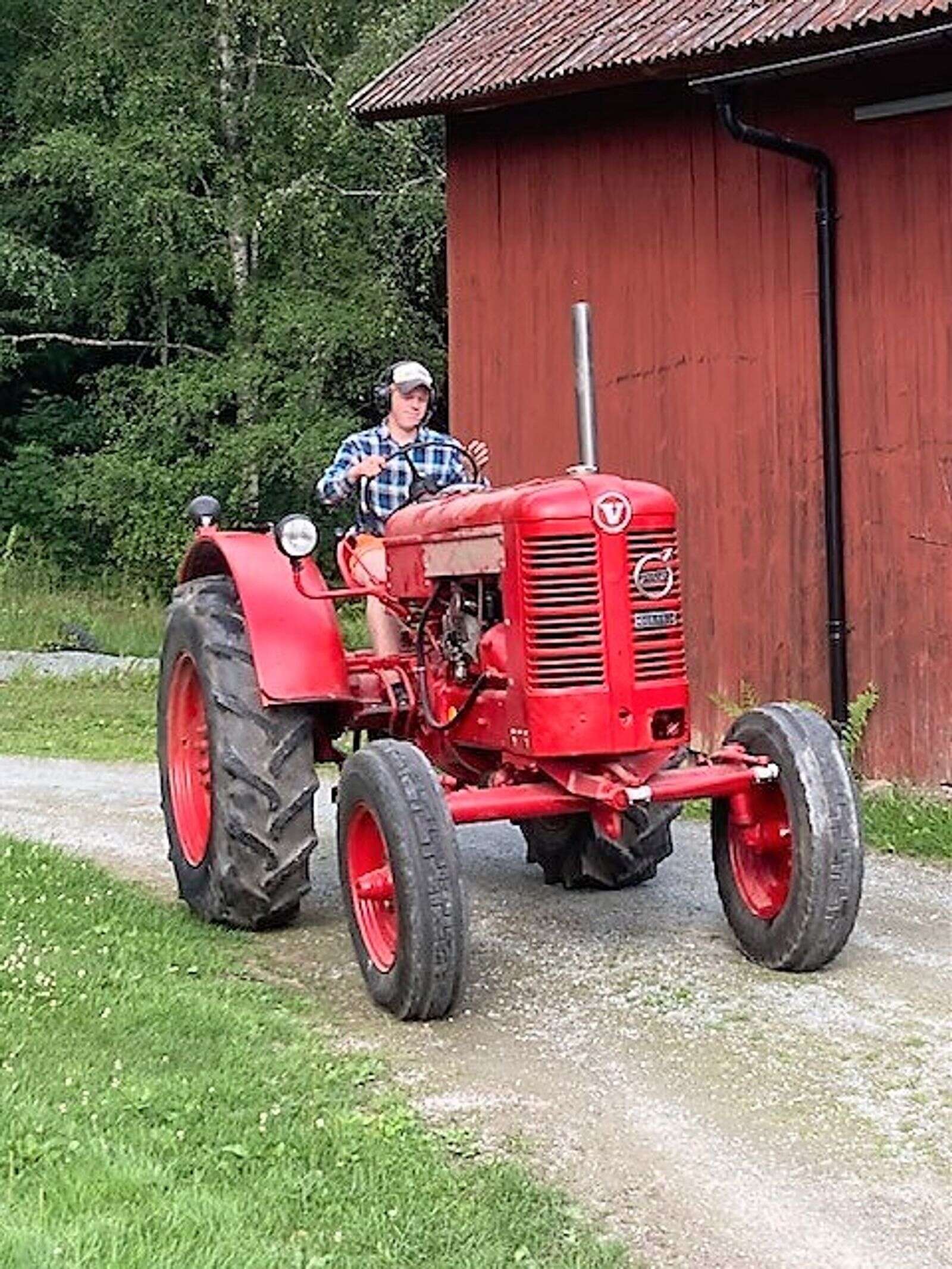 Dalslänningen - Vidar, 15, äger en 66 år gammal traktor: ”Kul att skruva”