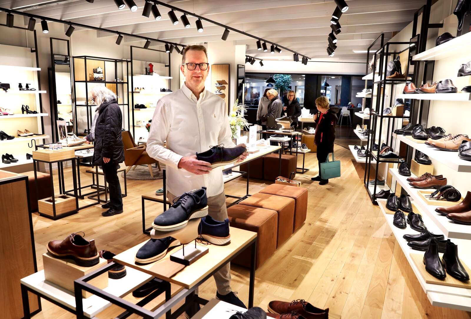 SLA - Premiär för upplyxad skobutik i Commerce