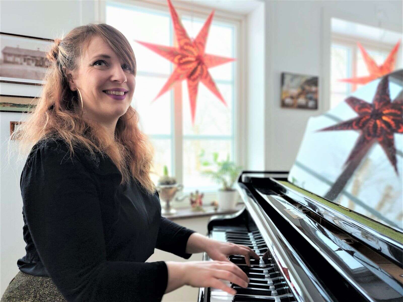 NLT - Lotta blev musiker i Norge – ger ut egen musik och turnerar med ...