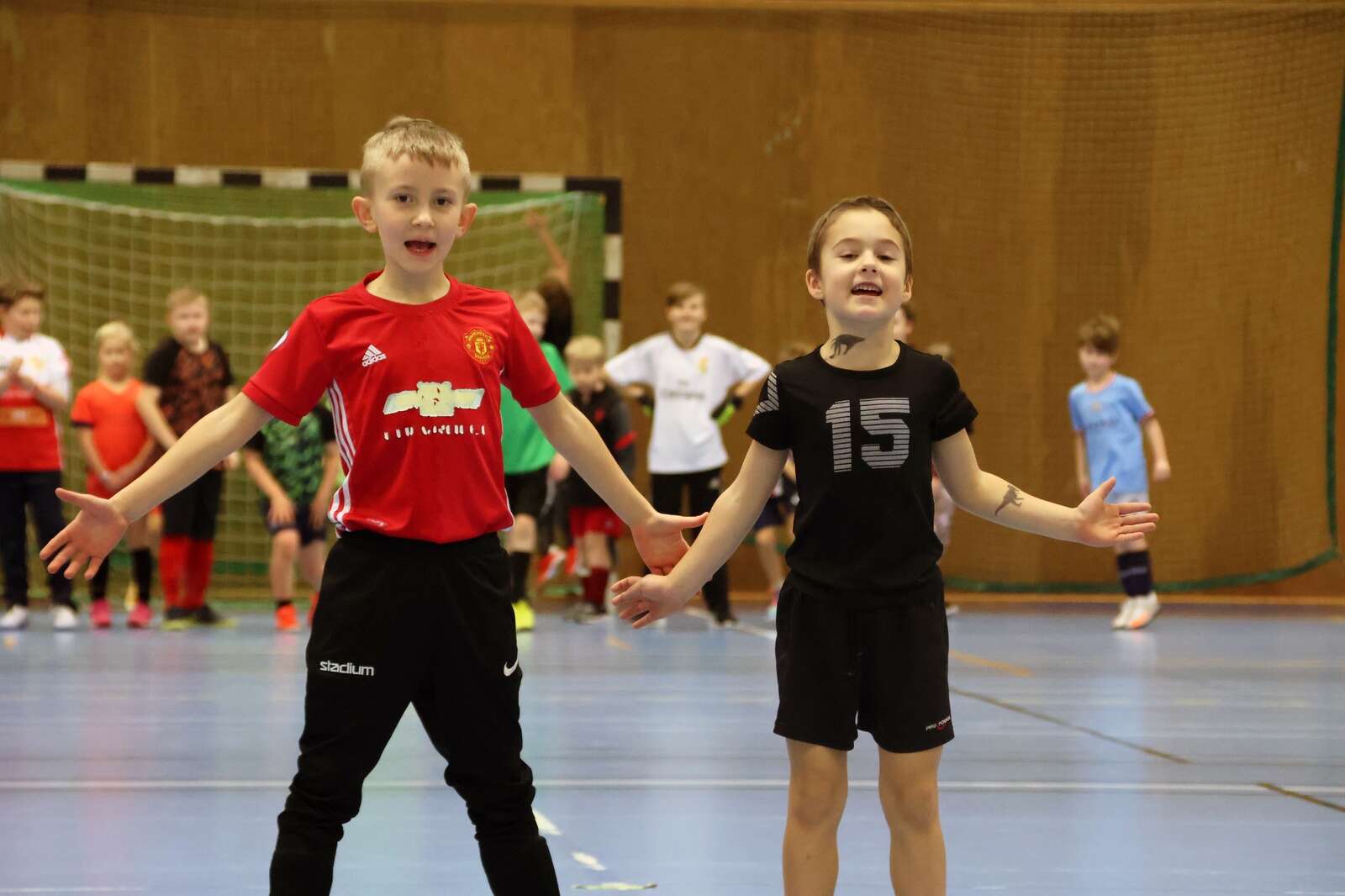 Dalslänningen - BILDSPECIAL: Volter och lek med boll – 50 barn firade ...