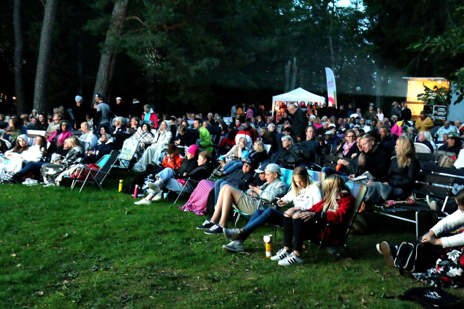 Hjo Tidning - Utomhusbio i Stadsparken